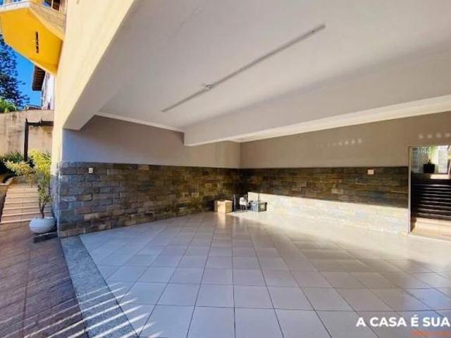 Casa em Lote de 405m² com 03 quartos sendo 01 suíte e 04 vagas no Bairro Jardim Riacho das Pedras