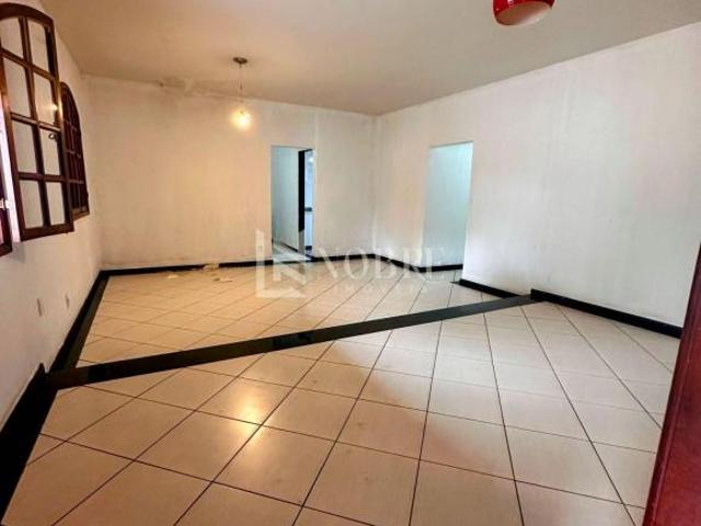 Casa em Lote de 432 m² com Quintal Amplo