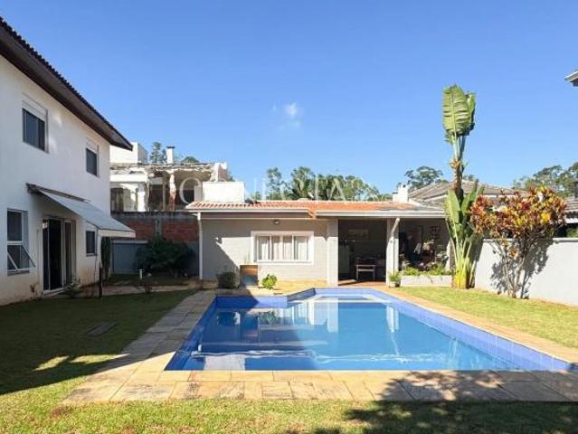 Casa em lote duplo no Alphaville 04, ótima localização no condomínio, com área de lazer gramada incr