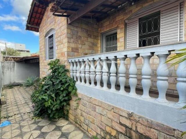 Casa em lote inteiro, com 4 qts, suíte, 3 vagas no bairro Bom Retiro