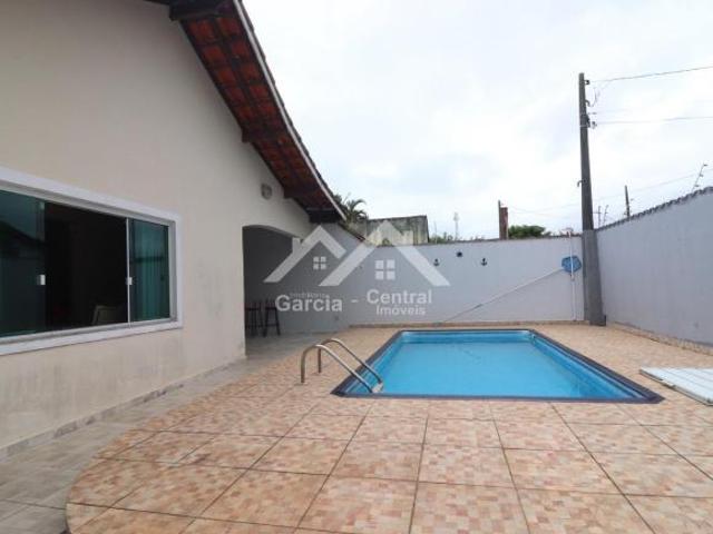 Casa com piscina com 3 quartos sendo 1 suíte em Peruíbe