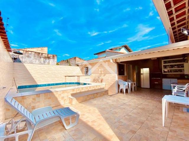 Casa em Peruíbe com piscina com 3 quartos e edícula