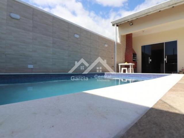 Casa em Peruíbe com 2 quartos e área de lazer com churrasqueira e piscina