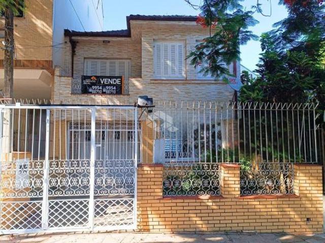 CASA EM PETRÓPOLIS, PARA COMÉRCIO, RESIDÊNCIA OU MISTO. 4 DORMITÓRIOS E SALÃO DE 75M²
