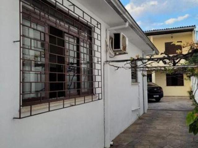 Casa em Porto Alegre, no bairro Cavalhada, com 6 dormitório s, e 6 banheiros, à