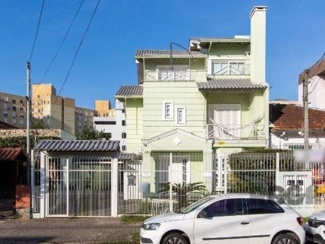 Casa em Porto Alegre, no bairro Cristal, com 3 dormitório s, e 3 banheiros, para locação