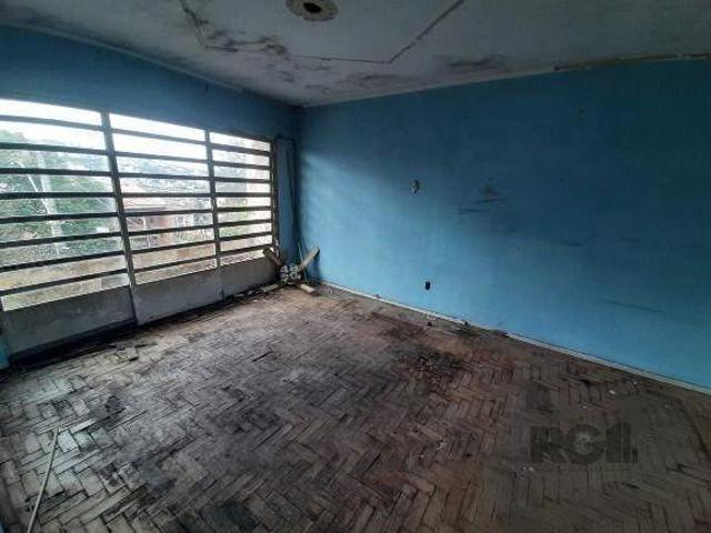 Casa em Porto Alegre, no bairro Cristal, com 4 dormitório s, e 4 banheiros, à venda