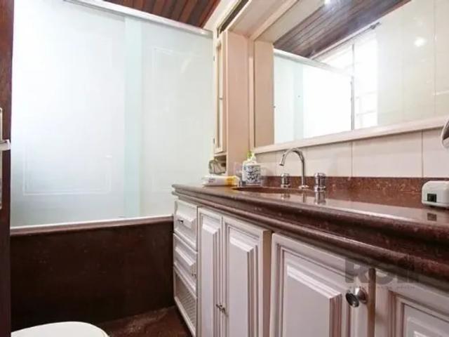 Casa em Porto Alegre, no bairro Guarujá, com 5 dormitório s, e 5 banheiros, à v