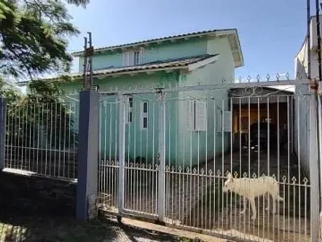 Casa em Porto Alegre, no bairro Guarujá, com 3 dormitório s, e 3 banheiros, à v