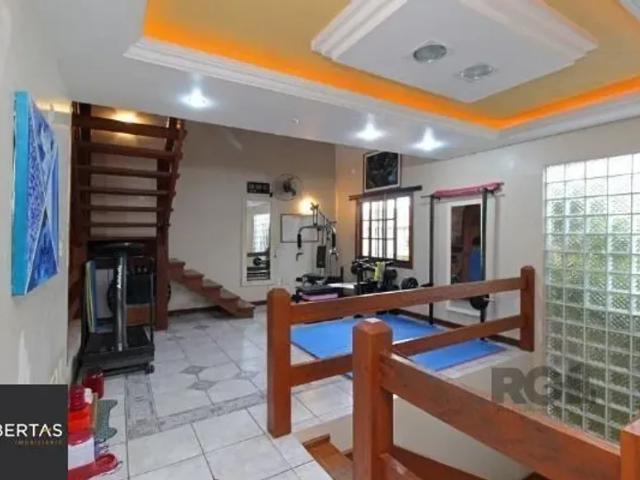 Casa em Porto Alegre, no bairro Guarujá, com 3 dormitório s, e 3 banheiros, à v