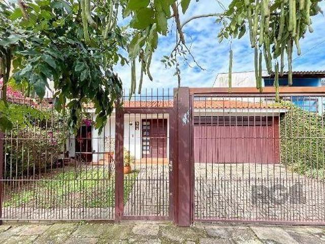 Casa em Porto Alegre, no bairro Guarujá, com 3 dormitório s, à venda