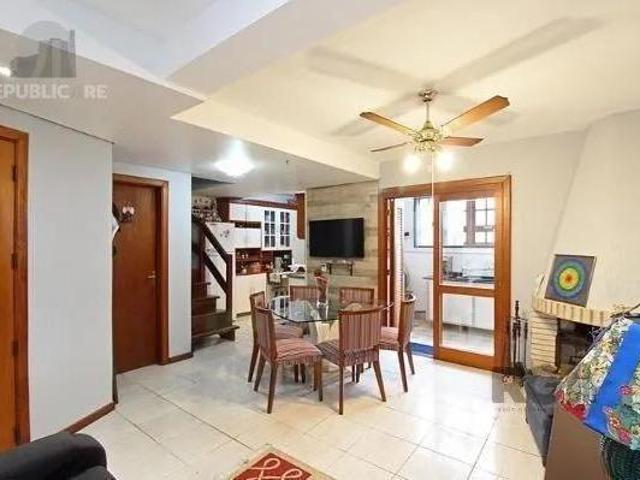 Casa em Porto Alegre, no bairro Guarujá, com 3 dormitório s, e 3 banheiros, à v