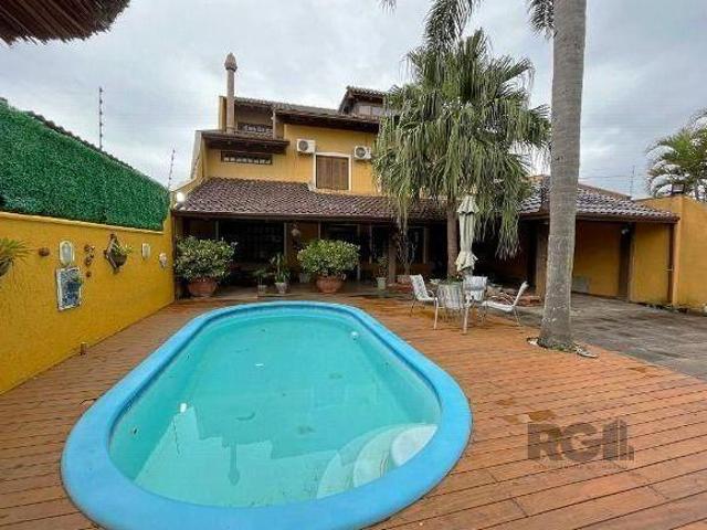 Casa em Porto Alegre, no bairro Guarujá, com 3 dormitório s, e 3 banheiros, à v
