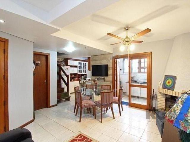 Casa em Porto Alegre, no bairro Guarujá, com 3 dormitório s, e 3 banheiros, à v