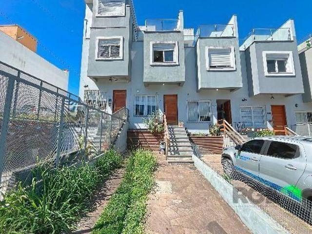Casa em Porto Alegre, no bairro Guarujá, com 3 dormitório s, e 3 banheiros, à venda