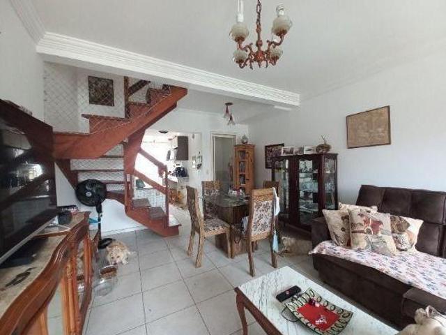 Casa em Porto Alegre, no bairro Guarujá, com 2 dormitório s, e 2 banheiros, à v