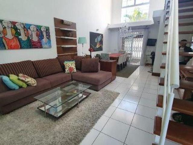 Casa em Porto Alegre, no bairro Espírito Santo, com 3 dormitório s, e 3 banheir
