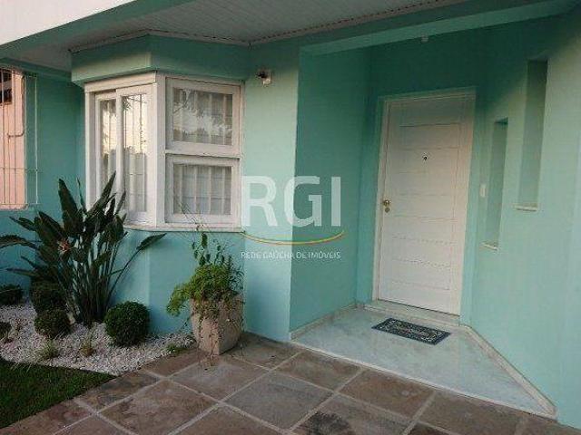 Casa em Porto Alegre, no bairro Espirito Santo, com 4 dormitório s, e 4 banheiros, à venda