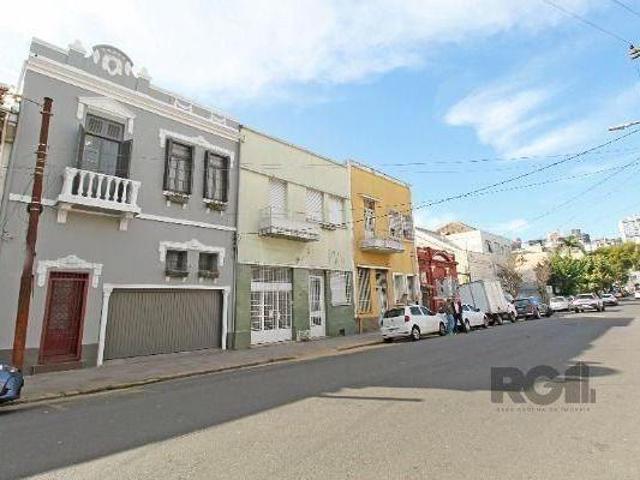 Casa em Porto Alegre, no bairro Floresta, com 3 dormitório s, e 3 banheiros, à