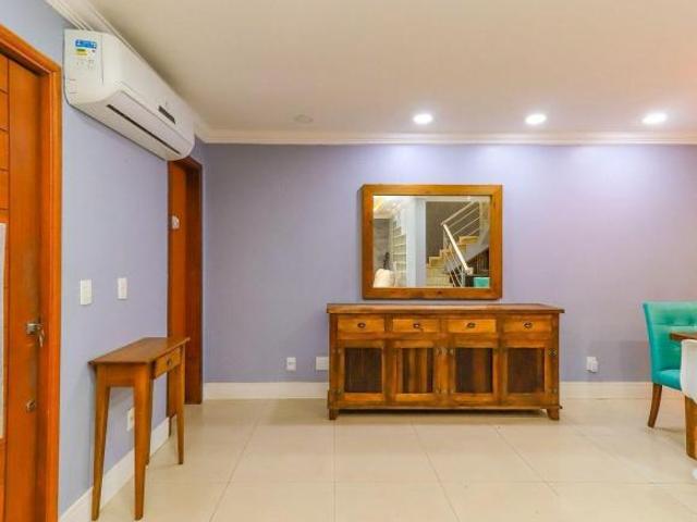 Casa em Porto Alegre, no bairro Hípica, com 3 dormitório s, à venda