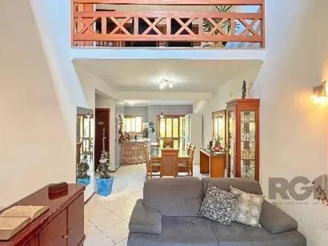 Casa em Porto Alegre, no bairro Hípica, com 3 dormitório s, e 2 banheiros, à ve