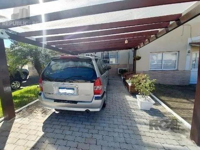 Casa em Porto Alegre, no bairro Hípica, com 3 dormitório s, e 3 banheiros, à ve