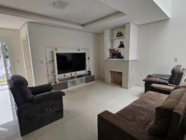Casa em Porto Alegre, no bairro Hípica, com 3 dormitório s, e 3 banheiros, à venda