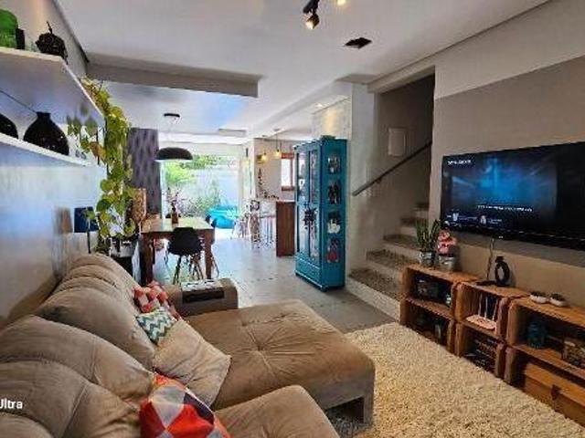 Casa em Porto Alegre, no bairro Hípica, com 3 dormitório s, e 3 banheiros, à venda