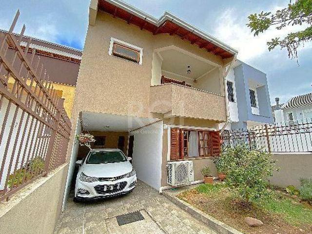 Casa em Porto Alegre, no bairro Hípica, com 3 dormitório s, e 3 banheiros, à venda