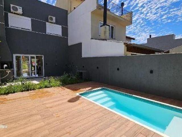 Casa em Porto Alegre, no bairro Hipica, com 3 dormitório s, e 3 banheiros, à venda