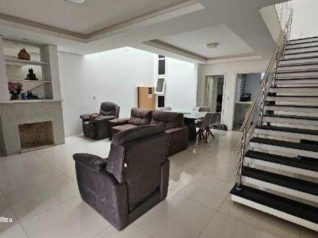 Casa em Porto Alegre, no bairro Hípica, com 3 dormitório s, e 3 banheiros, à venda