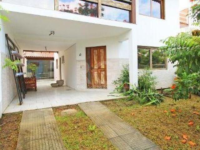 Casa em Porto Alegre, no bairro Hípica, com 3 dormitório s, e 3 banheiros, à venda