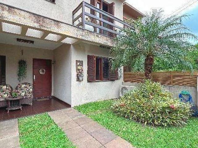 Casa em Porto Alegre, no bairro Hípica, com 3 dormitório s, e 3 banheiros, à venda