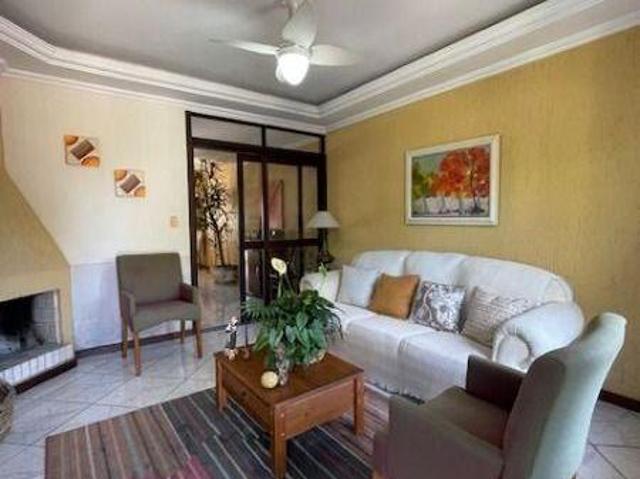 Casa em Porto Alegre, no bairro Hípica, com 3 dormitório s, e 3 banheiros, à venda