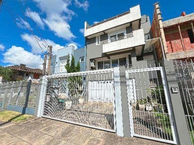 Casa em Porto Alegre, no bairro Hípica, com 3 dormitório s, e 3 banheiros, à venda