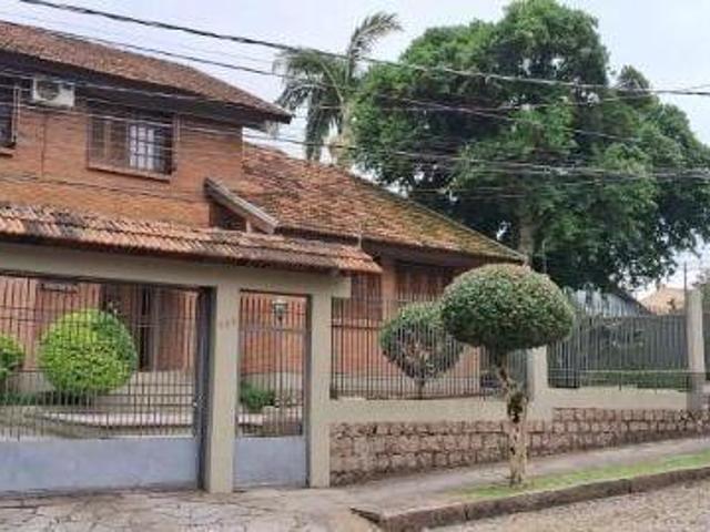 Casa em Porto Alegre, no bairro Ipanema, com 3 dormitório s, e 3 banheiros, à v
