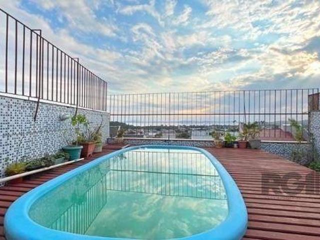 Casa em Porto Alegre, no bairro Ipanema, com 3 dormitório s, e 3 banheiros, à v