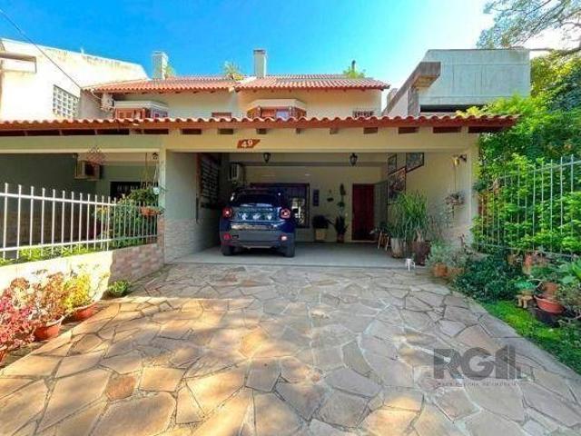 Casa em Porto Alegre, no bairro Ipanema, com 3 dormitório s, e 3 banheiros, à v