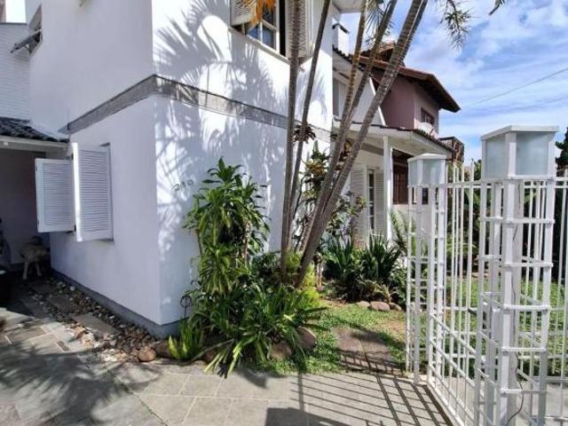 Casa em Porto Alegre, no bairro Ipanema, com 3 dormitório s, e 3 banheiros, à v