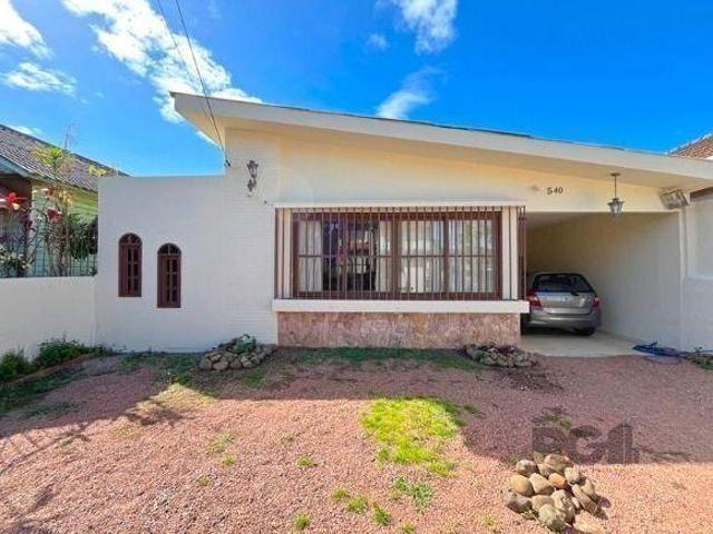 Casa em Porto Alegre, no bairro Ipanema, com 4 dormitório s, e 4 banheiros, à v