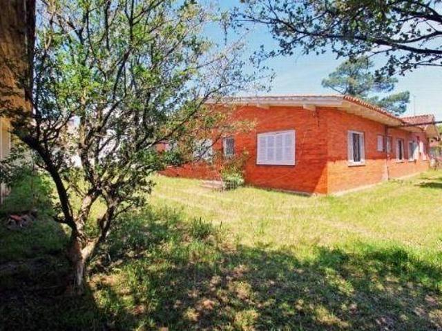 Casa em Porto Alegre, no bairro Ipanema, com 6 dormitório s, à venda