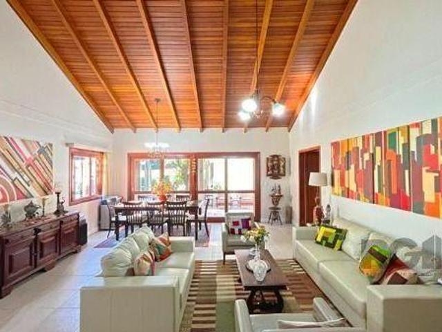 Casa em Porto Alegre, no bairro Nonoai, com 4 dormitório s, à venda