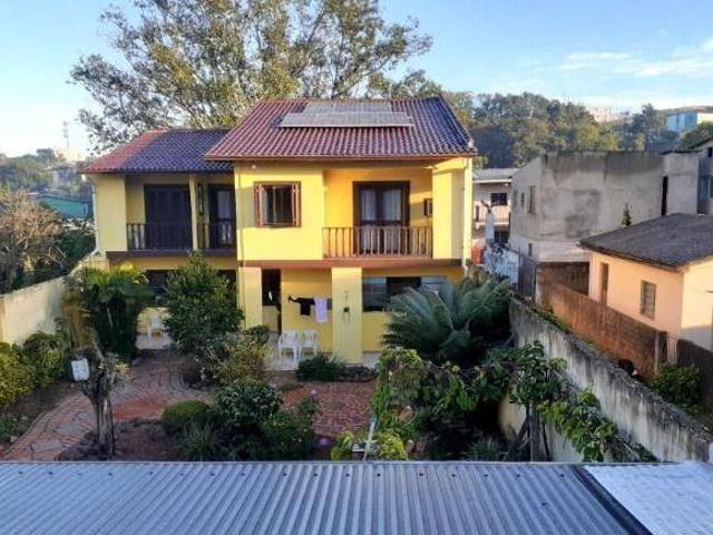 Casa em Porto Alegre, no bairro Nonoai, com 3 dormitório s, e 3 banheiros, à venda