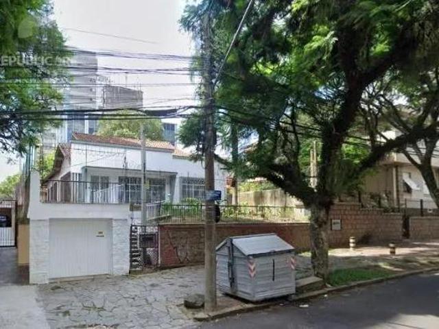 Casa em Porto Alegre, no bairro São João, com 4 dormitório s, à venda