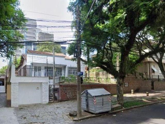 Casa em Porto Alegre, no bairro São João, com 4 dormitório s, à venda