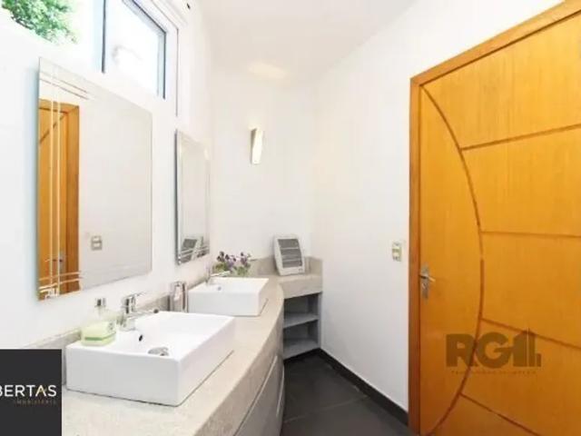 Casa em Porto Alegre, no bairro Tristeza, com 3 dormitório s, e 3 banheiros, à
