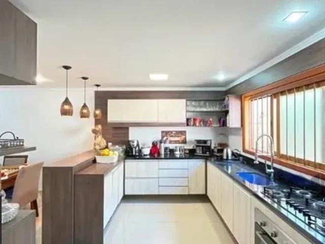 Casa em Porto Alegre, no bairro Tristeza, com 3 dormitório s, e 3 banheiros, à