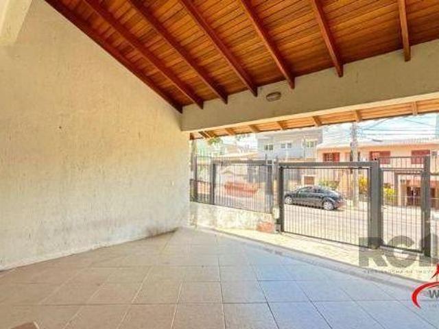 Casa em Porto Alegre, no bairro Tristeza, com 3 dormitório s, e 3 banheiros, à