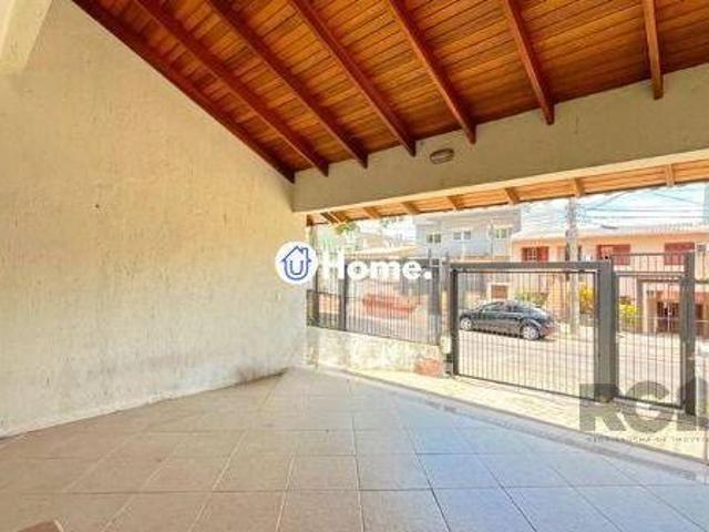 Casa em Porto Alegre, no bairro Tristeza, com 3 dormitório s, e 3 banheiros, à