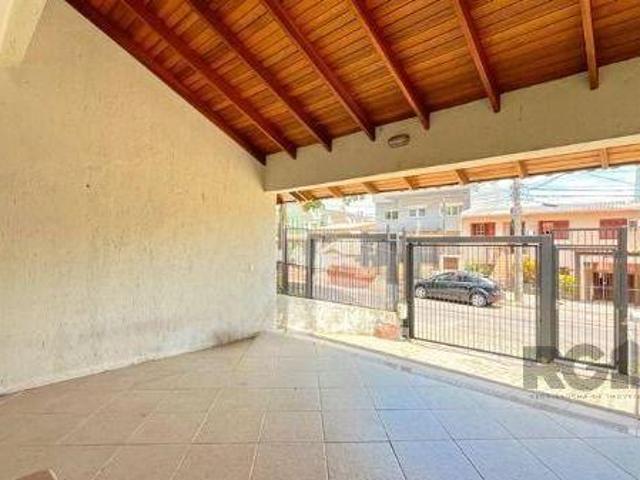 Casa em Porto Alegre, no bairro Tristeza, com 3 dormitório s, e 3 banheiros, à